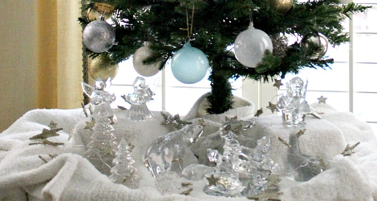 10 Lovely Christmas Vignettes for Festive Decor - Bluesky at Home