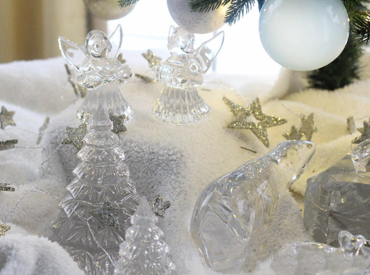 10 Lovely Christmas Vignettes for Festive Decor - Bluesky at Home