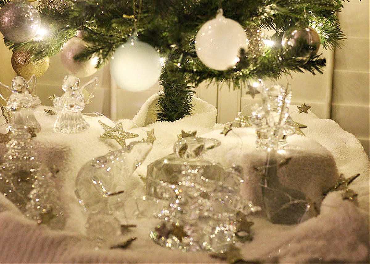 10 Lovely Christmas Vignettes for Festive Decor - Bluesky at Home