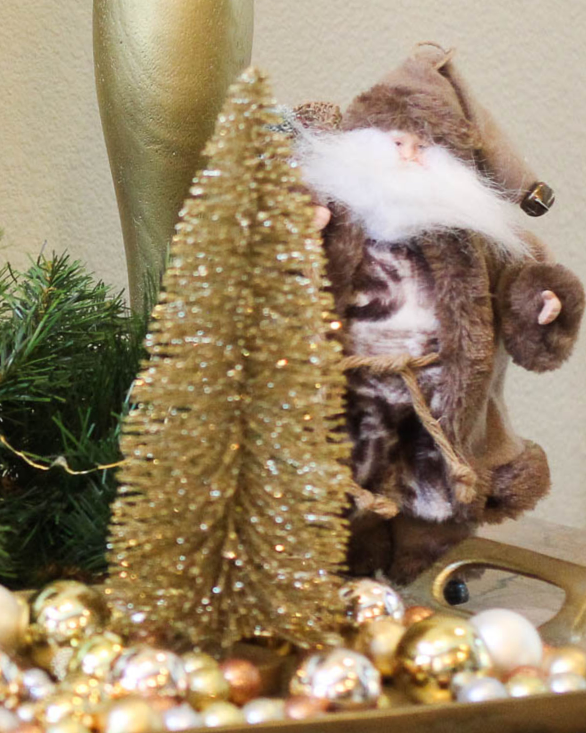 10 Lovely Christmas Vignettes for Festive Decor - Bluesky at Home