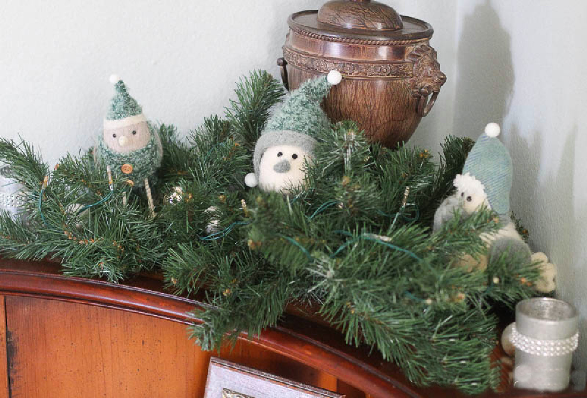 10 Lovely Christmas Vignettes for Festive Decor - Bluesky at Home