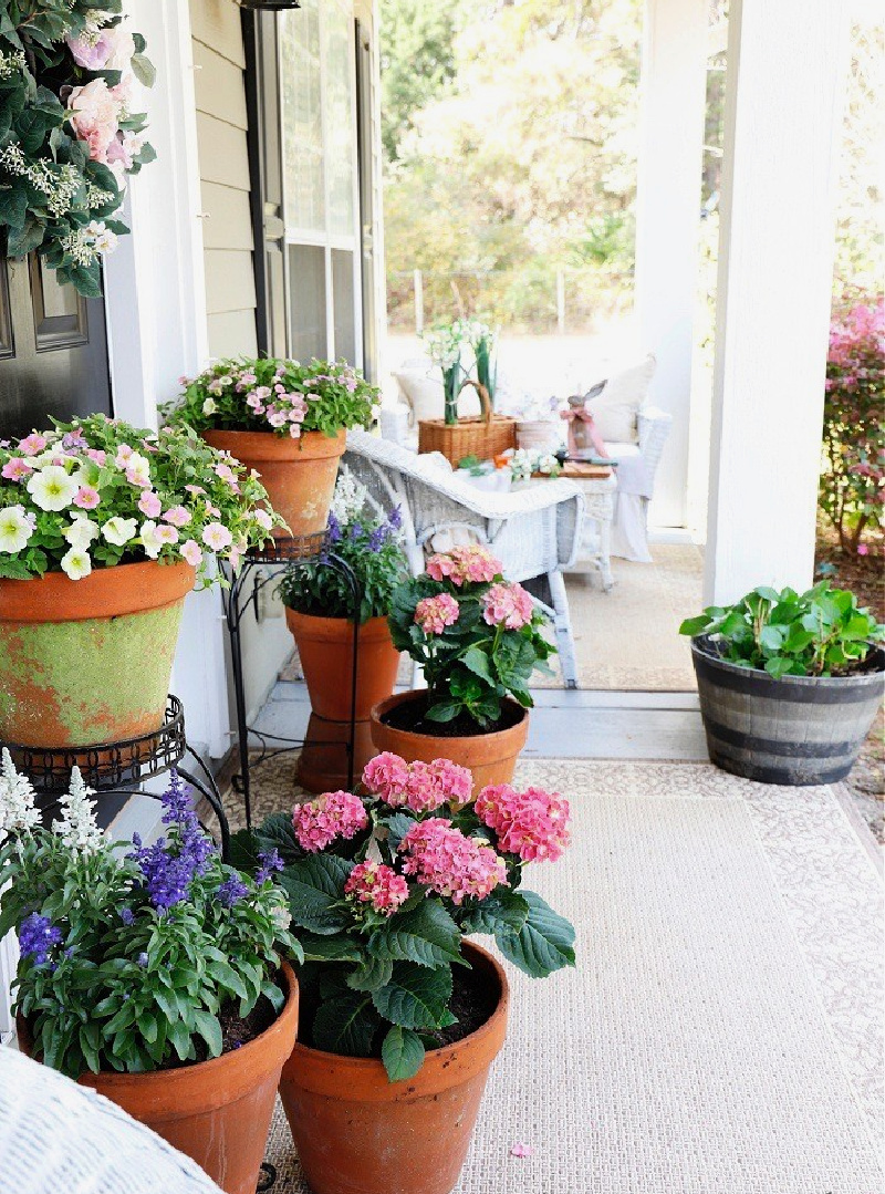 17 Inviting and Pretty Spring Front Porch Ideas - Bluesky at Home