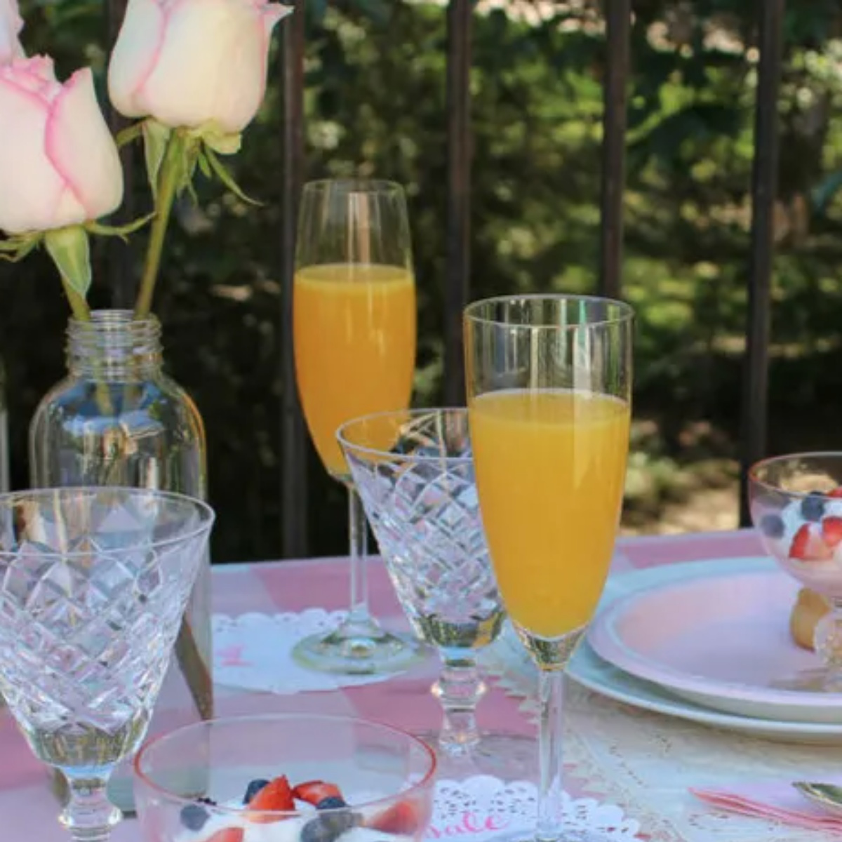 13 Pretty Summer Tablescape Ideas: How to Set a Lovely Table for the ...