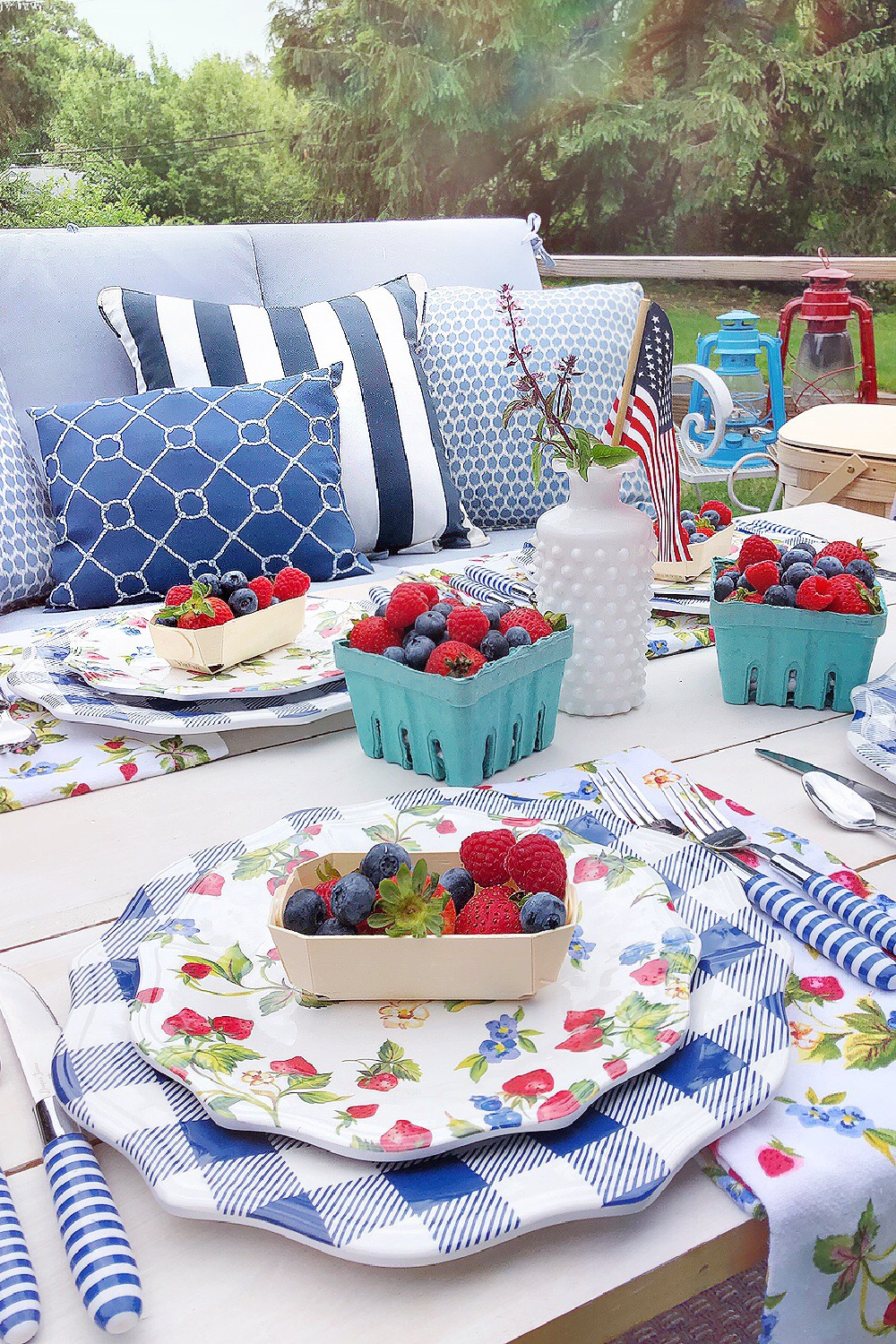 13 Pretty Summer Tablescape Ideas: How to Set a Lovely Table for the ...