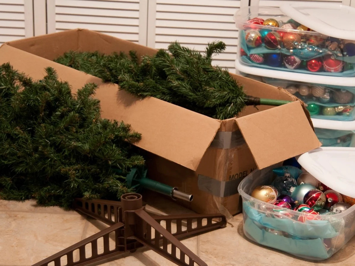 37 Smart Tips to Pack Up Your Christmas Decor (and Actually Find It ...