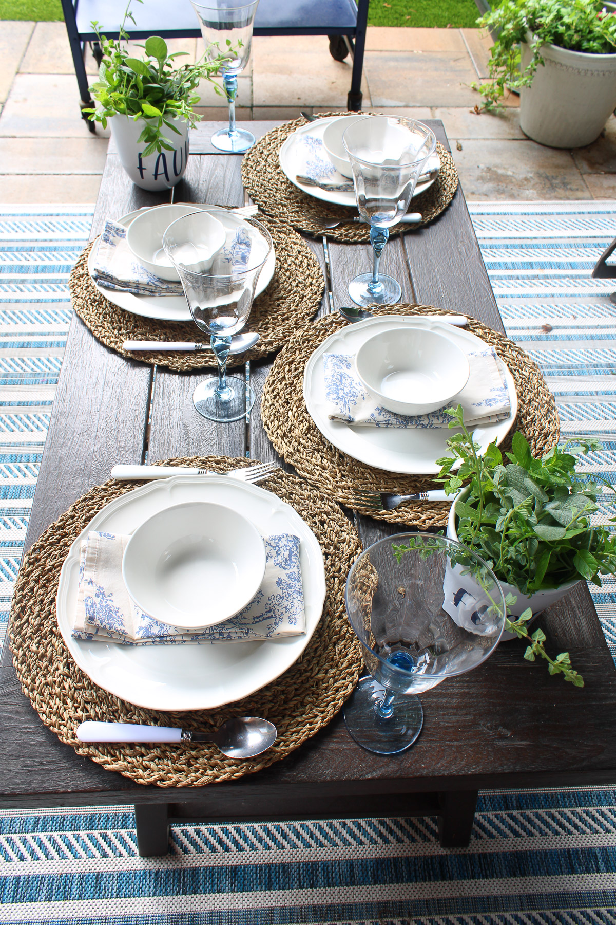Sophisticated and Simple Summer Outdoor Tablescape - Bluesky at Home