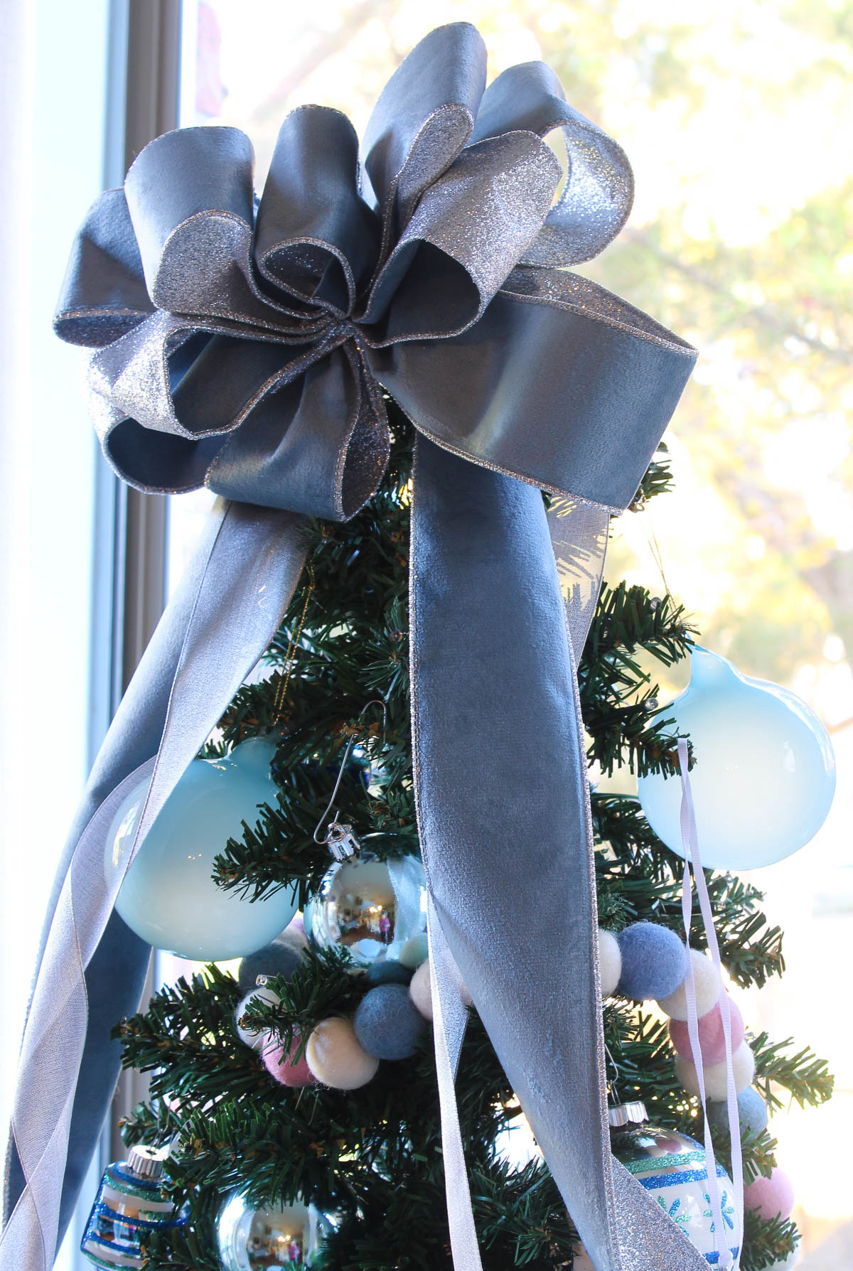 Decorate Tabletop Christmas Trees: 4 Beautiful Color Theme Ideas ...